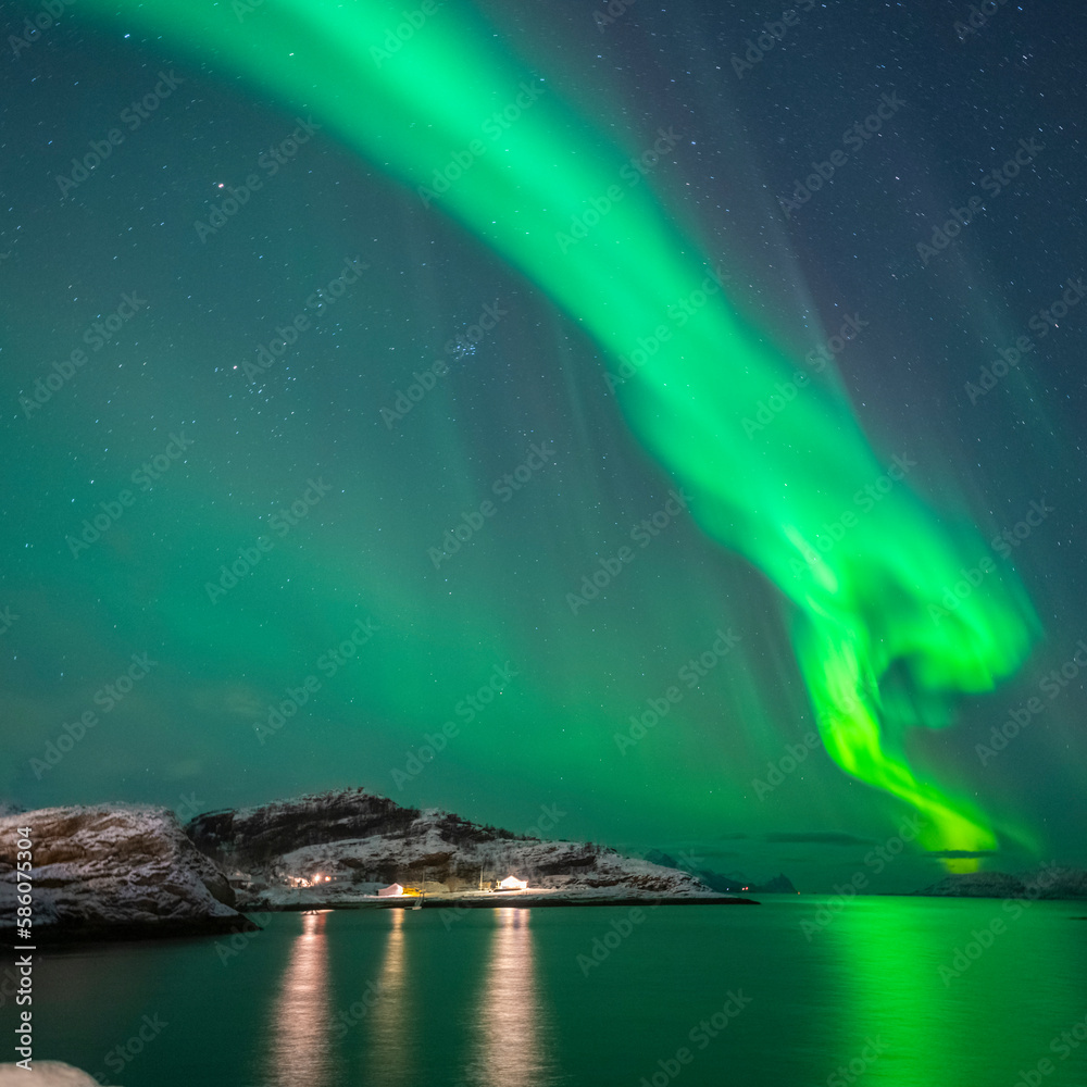 wunderbare Nordlichter über dem Dorf Brensholmen. Hell erleuchtete ...