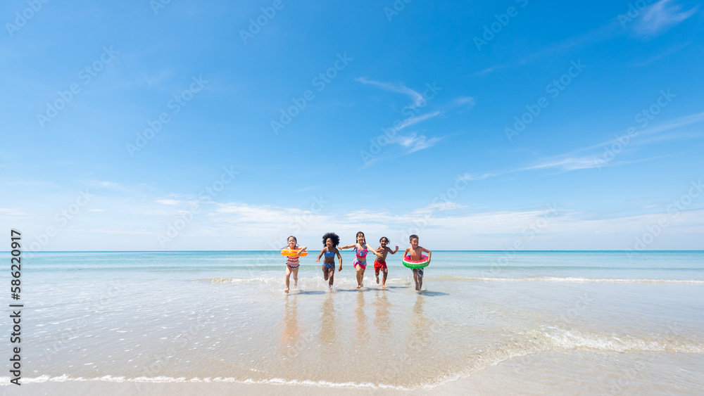 Group of Diversity little child boy and girl friends running and ...