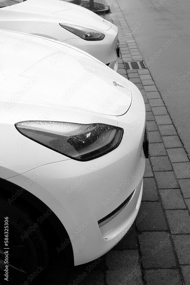 Tesla Model 3 Flotte in Weiß bei Regenwetter am 21.03.2023 im Lenkwerk ...