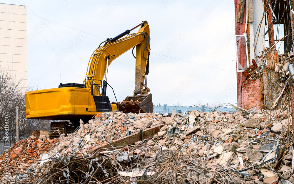 dismantling of the building, an excavator destroys an old building ...