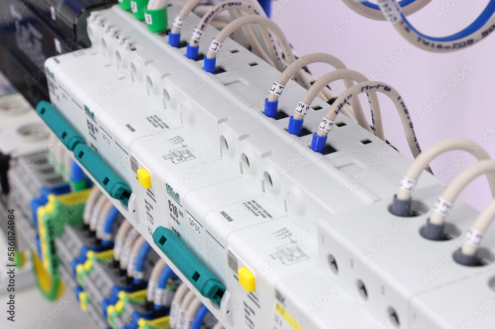 DEKraft automatic current switches for protection of electrical loads ...