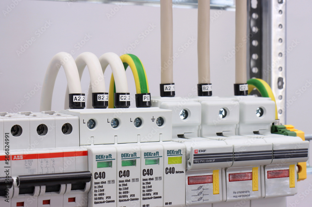 DEKraft automatic current switches for protection of electrical loads ...