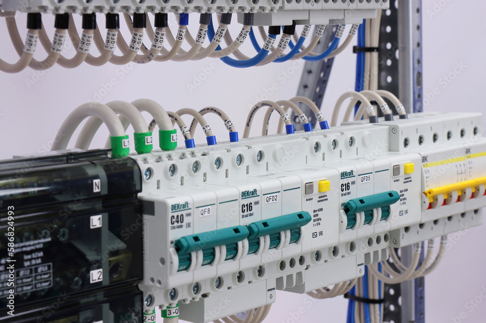 DEKraft automatic current switches for protection of electrical loads ...