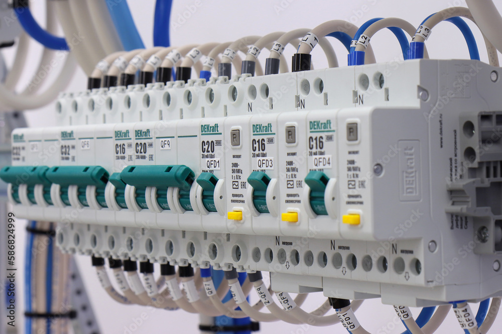 DEKraft automatic current switches for protection of electrical loads ...