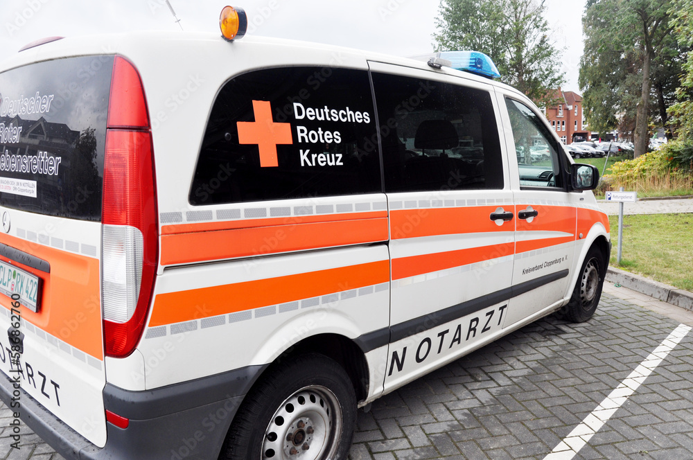 Notarztwagen vom Deutschen Roten Kreuz: Einsatzfahrzeug für ...