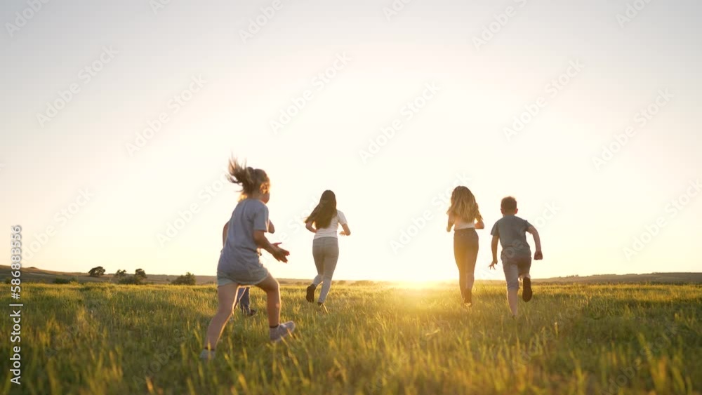 Vidéo Stock Happy holiday in nature. Family and friend run together on ...