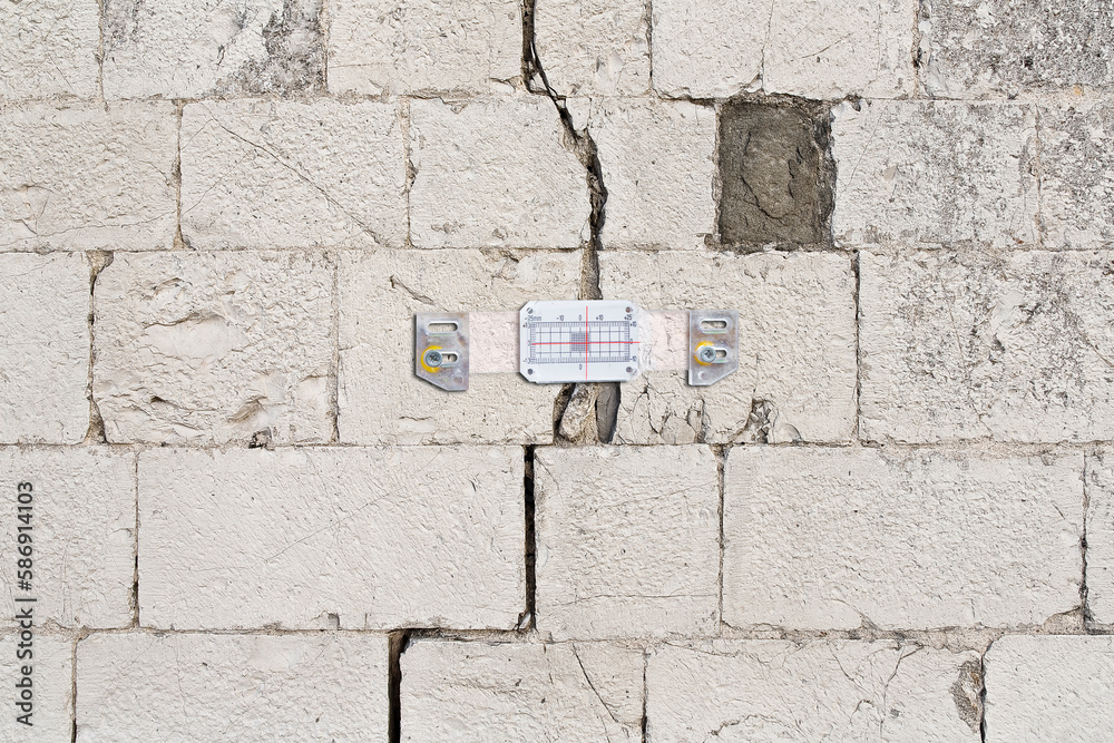 Foto Stock Deep crack in a natural old stone wall cause due structural ...