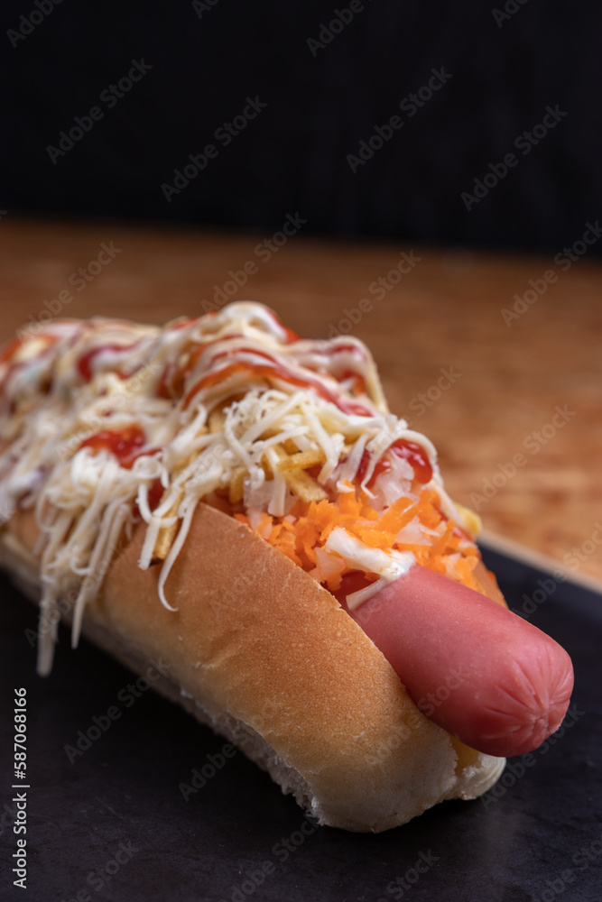 Pancho o perro caliente, salchicha en pan con aderezos y encurtidos ...