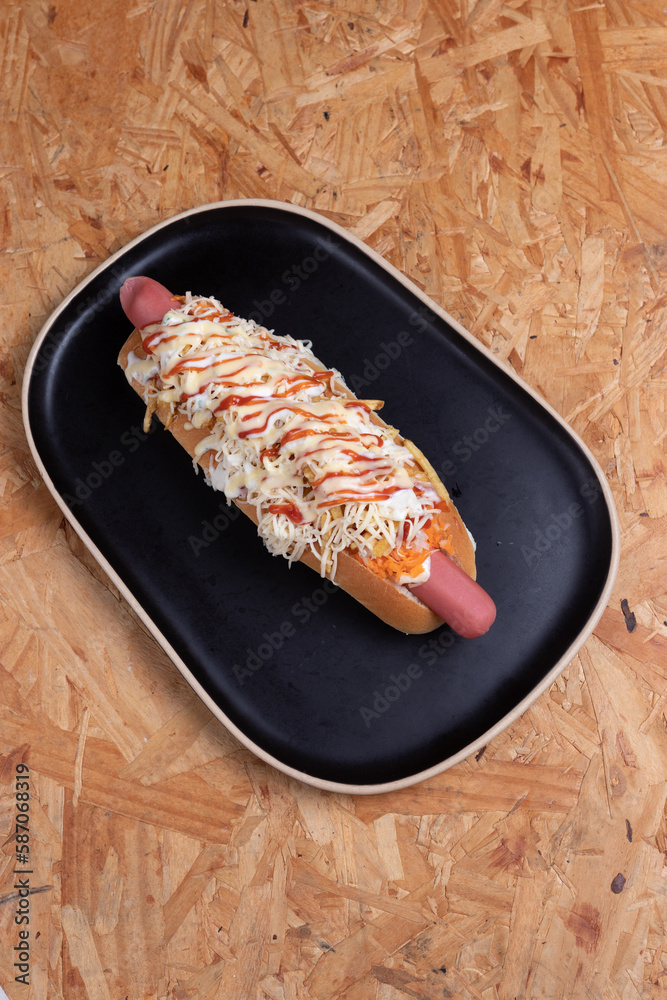 Foto de Pancho o perro caliente, salchicha en pan con aderezos y ...