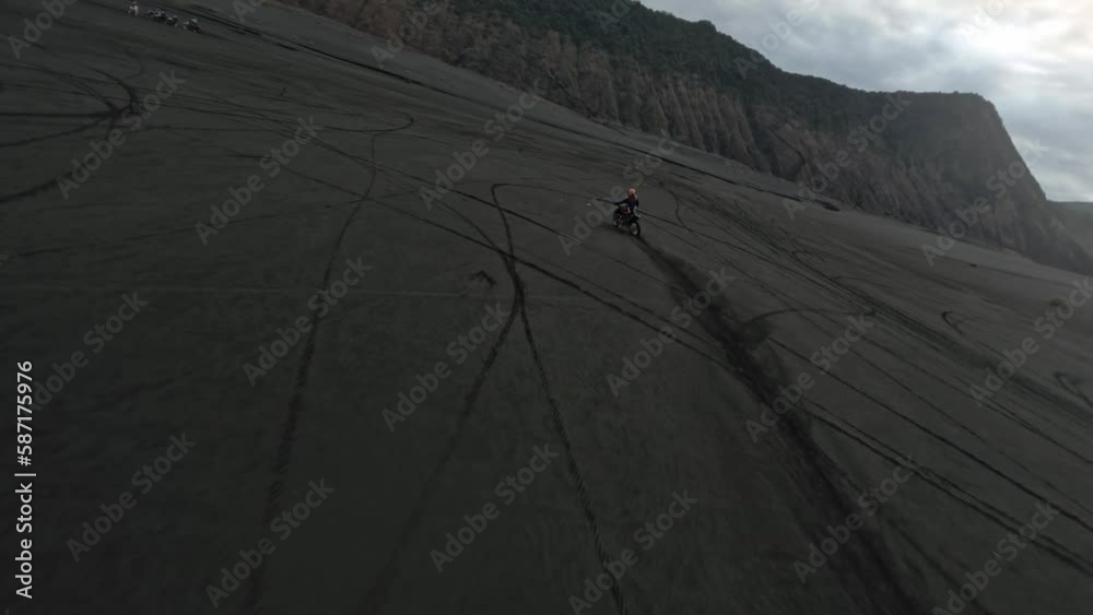 Vidéo Stock FPV drone follow man dirt bike enduro speed drifting riding ...