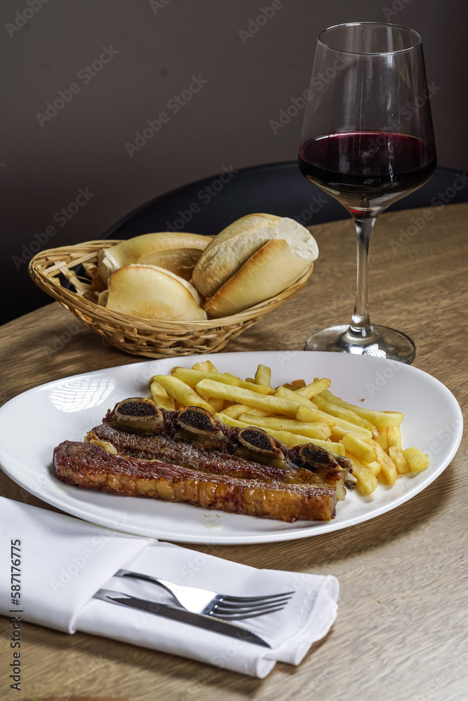 Foto de Tira de asado con papas fritas do Stock | Adobe Stock