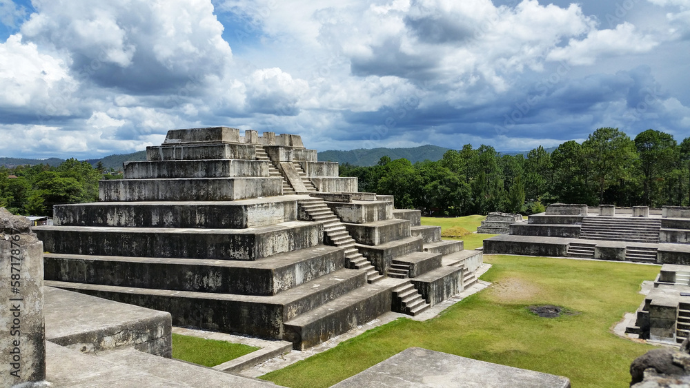 Templo en las ruinas de Zaculeu, en el departamento de Huehuetenango ...