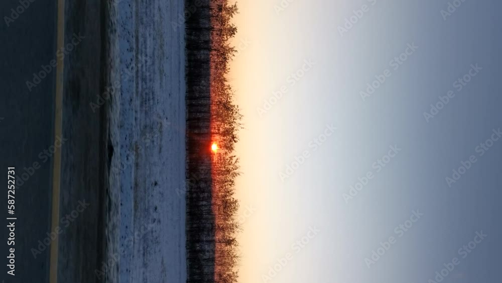 Vidéo Stock Sunset car window. The huge red sun is setting over the ...
