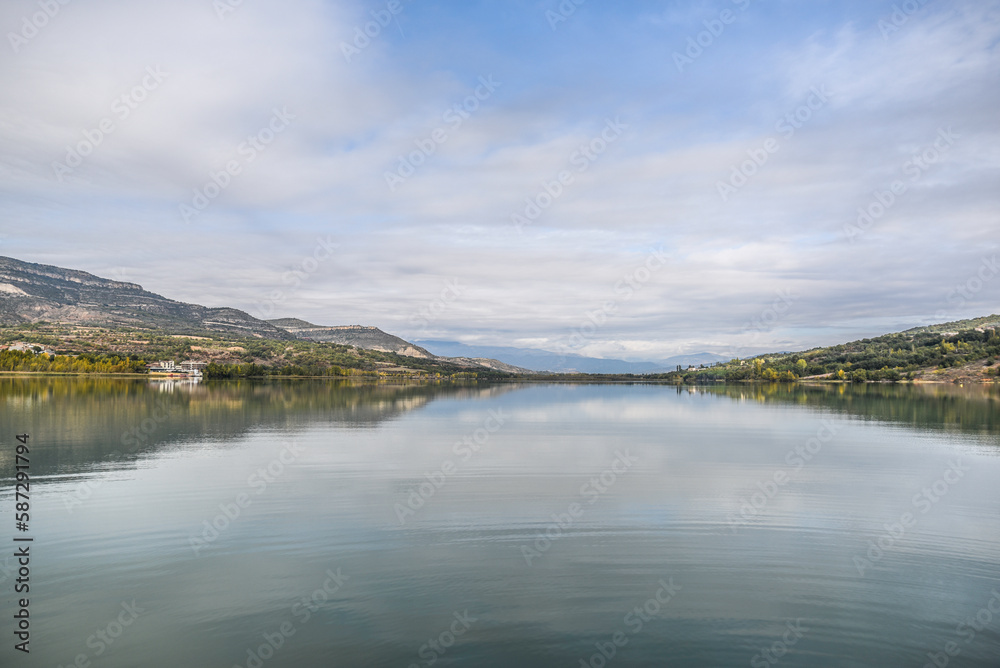 reflejo en el lago de los arboles y las montañas Stock Photo | Adobe Stock