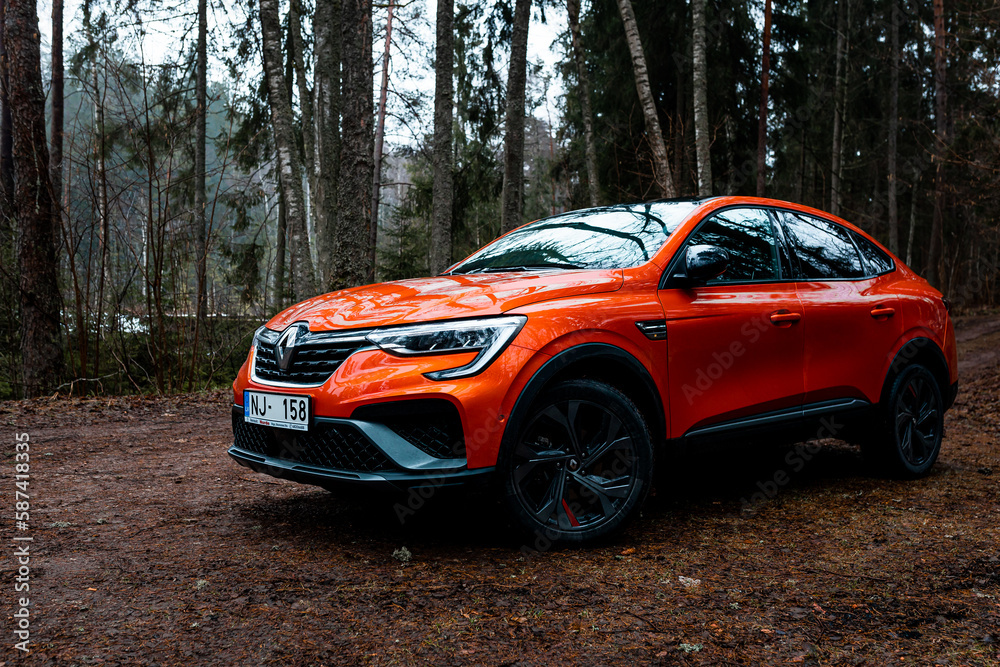 Fotka „New Renault Arkana RS-line Valencia Orange is a compact ...