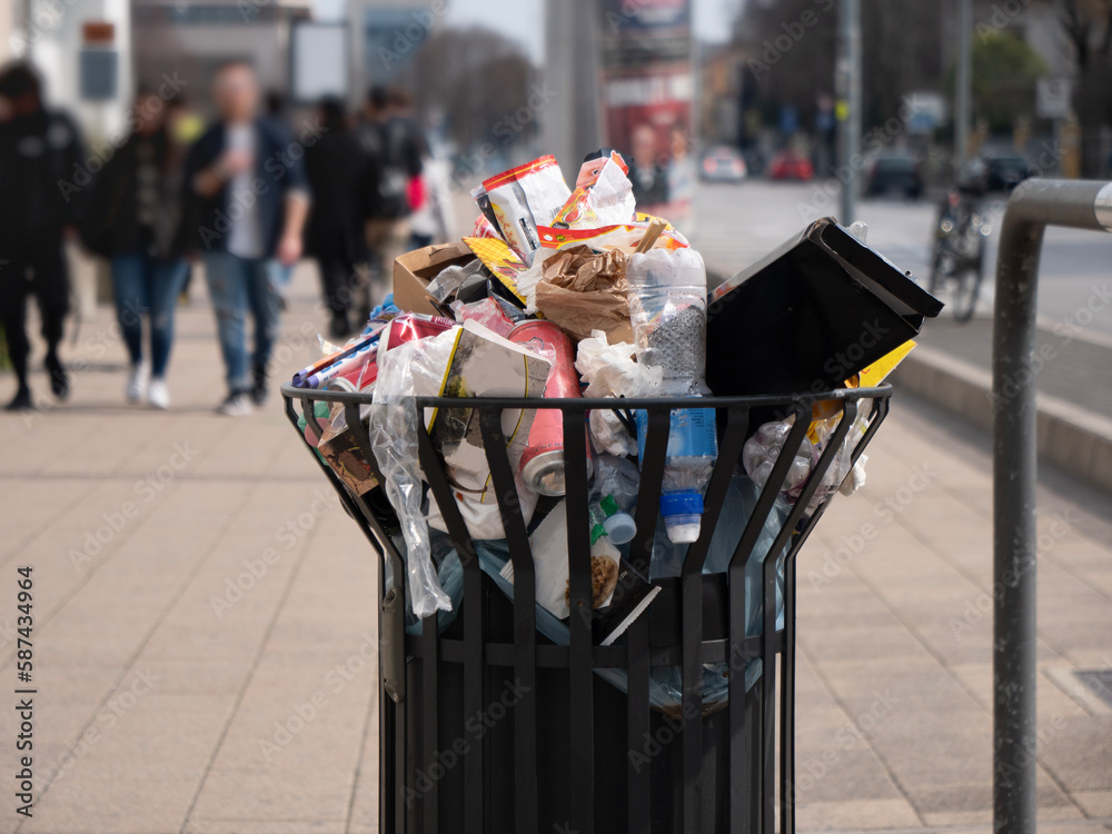 Foto de Unsorted waste bin in the city, Rubbish bin overflowing with ...
