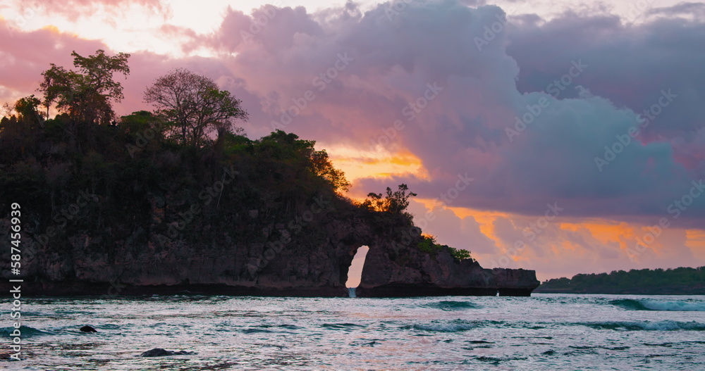 Ocean sunset in Crystal Bay beach in Nusa Penida Bali Indonesia. Sea ...