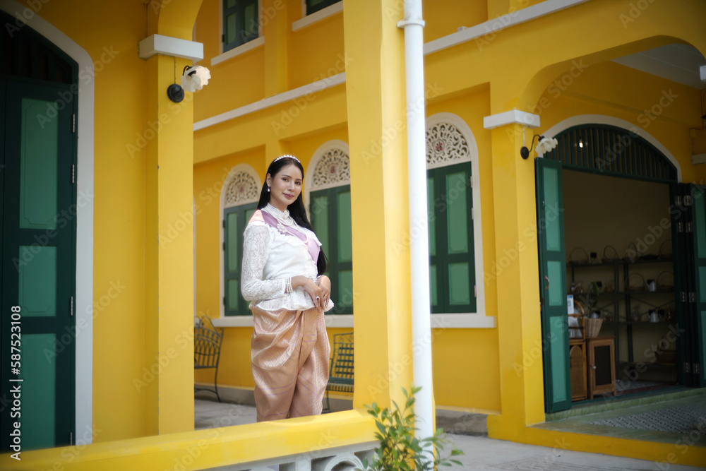 Foto de Beautiful Thai woman in traditional costume in ancient home. do ... Foto de Beautiful Thai woman in traditional costume in ancient home. do ...