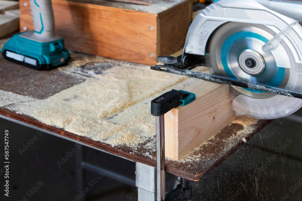 Woodwork that slides Using tools to slide the log, woodworking by a ...