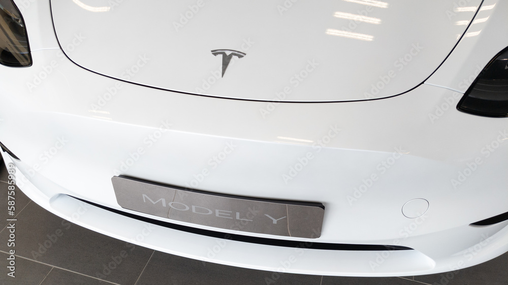 Foto de Tesla logo text and sign brand on 3 Model y car suv electric ...