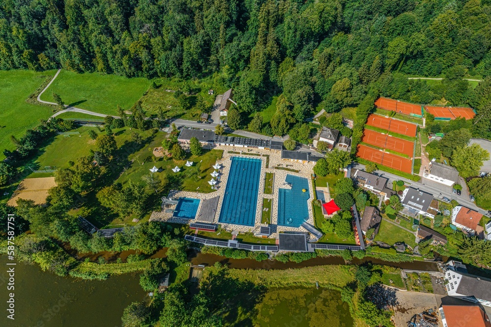 Mindelheim im Unterallgäu im Luftbild, Sportanlagen und Freibad an der ...