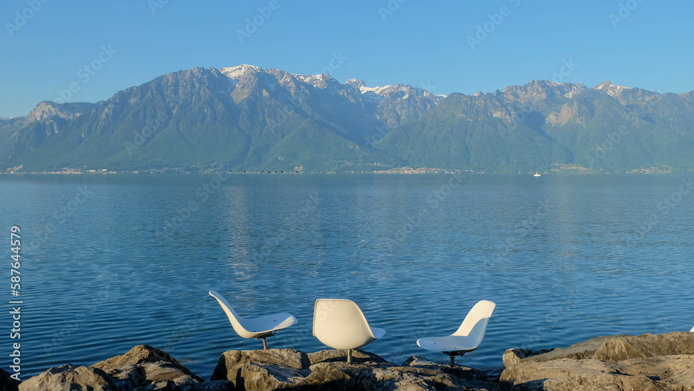 Genfer See bei Montreux in der schönen Schweiz mit Bestuhlung am Strand ...