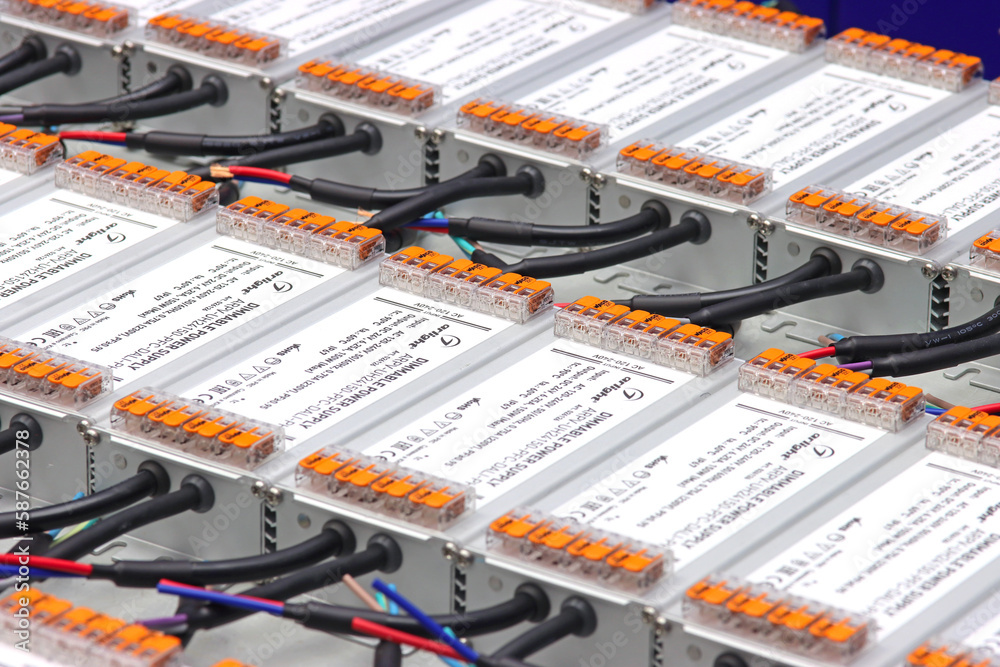 Power supply for LED strips with DALI control, with PUSH DIM function ...