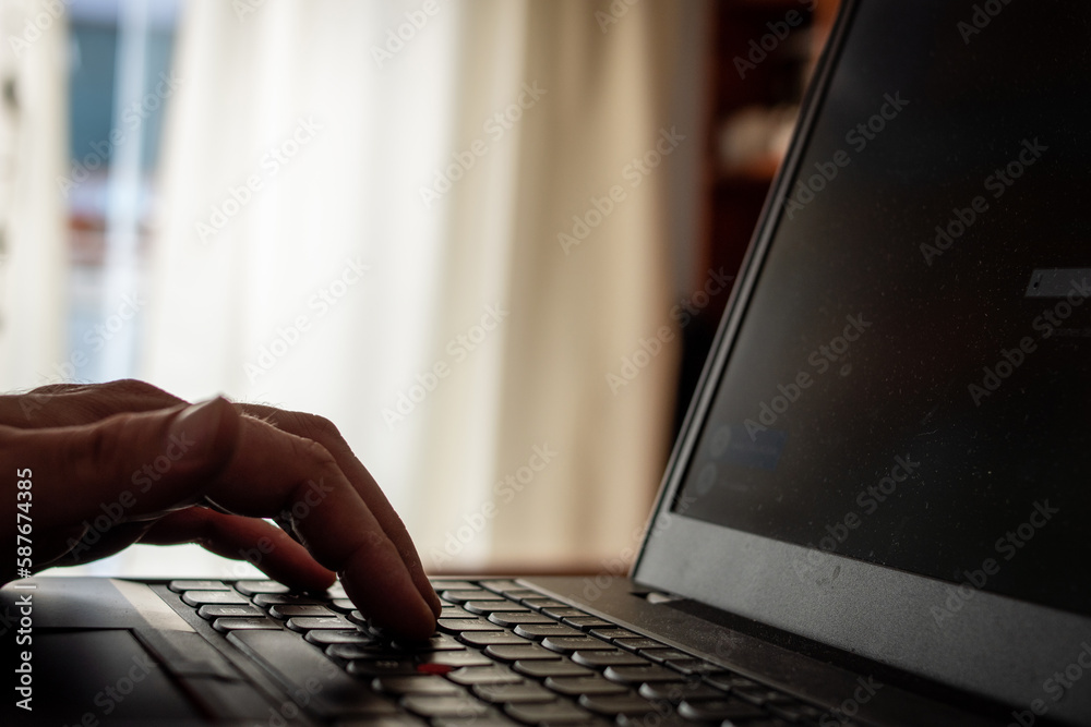 Persona escribiendo con el teclado de su laptop. Fotografía con ...