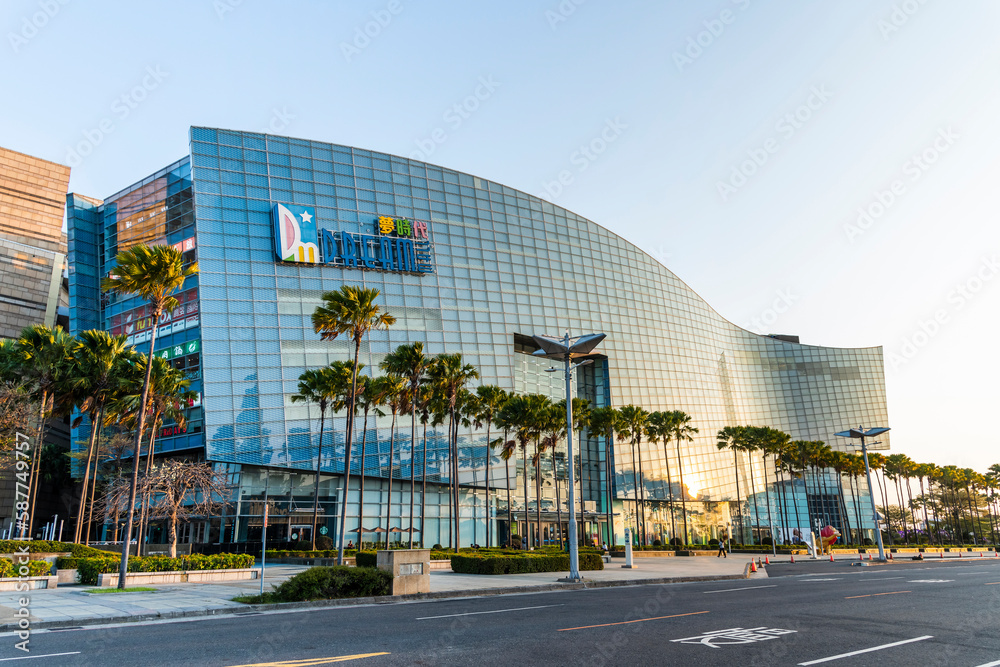 Foto de Kaohsiung, Taiwan- March 23, 2023: Low-angle view of Dream Mall ...