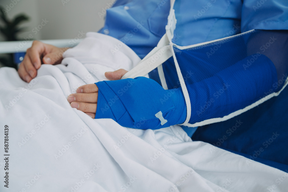 Foto de Man with broken arm in cast lying on bed in hospital. The ...