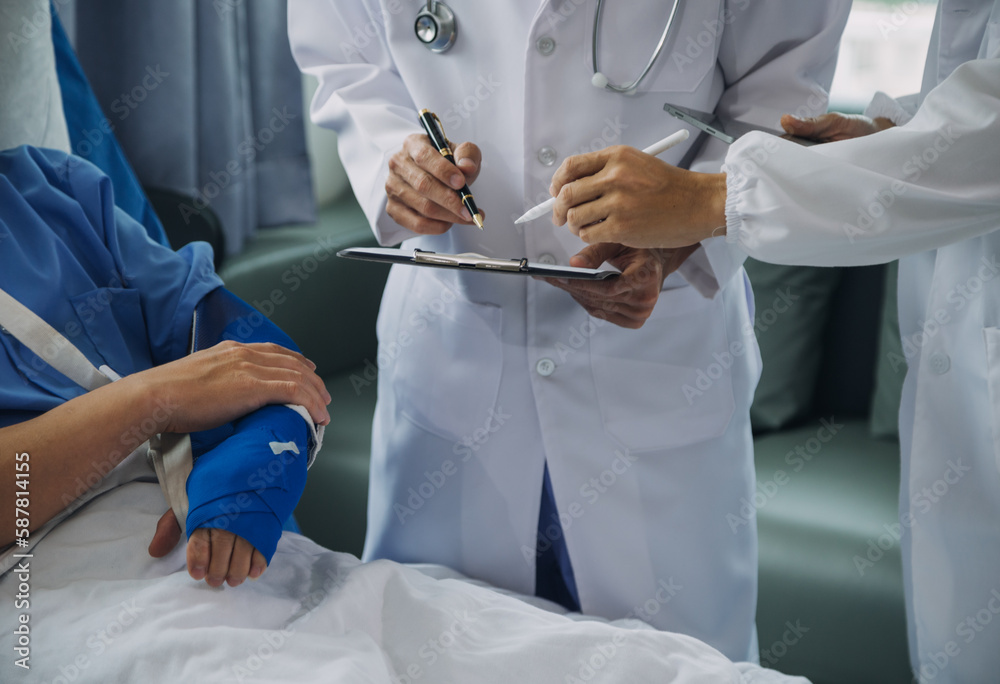 Foto de Man with broken arm in cast lying on bed in hospital. The ...