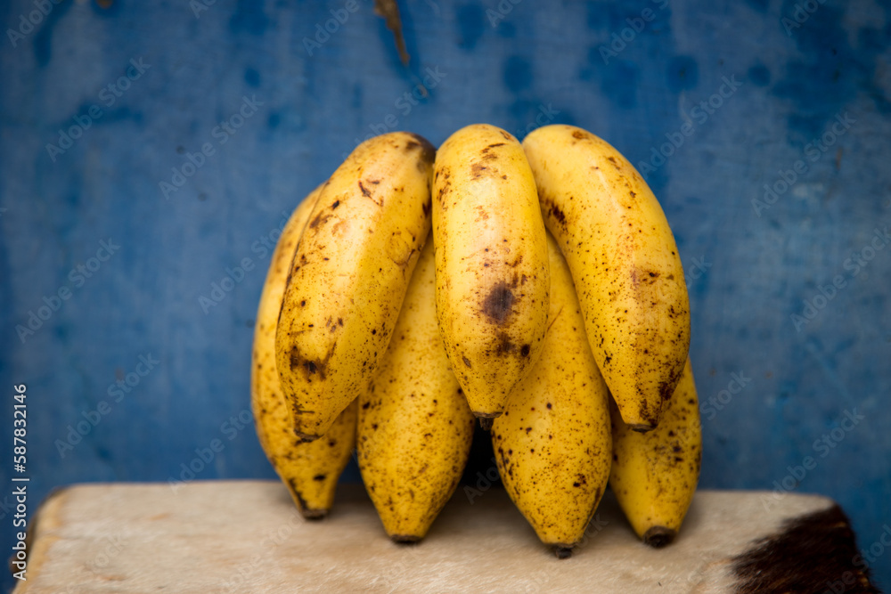 cacho de banana madura tipo princesa (banana maçã) com fundo azul Stock ...