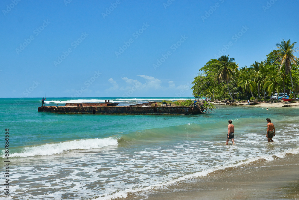 Día de verano en el Lanchón en playa Negra, Caribe de Costa Rica ...