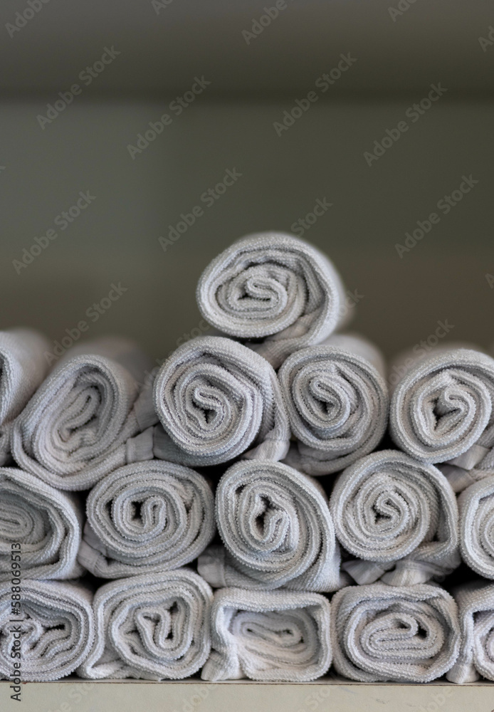 Des serviettes roulées sur une étagère dans un centre de soins Stock ...