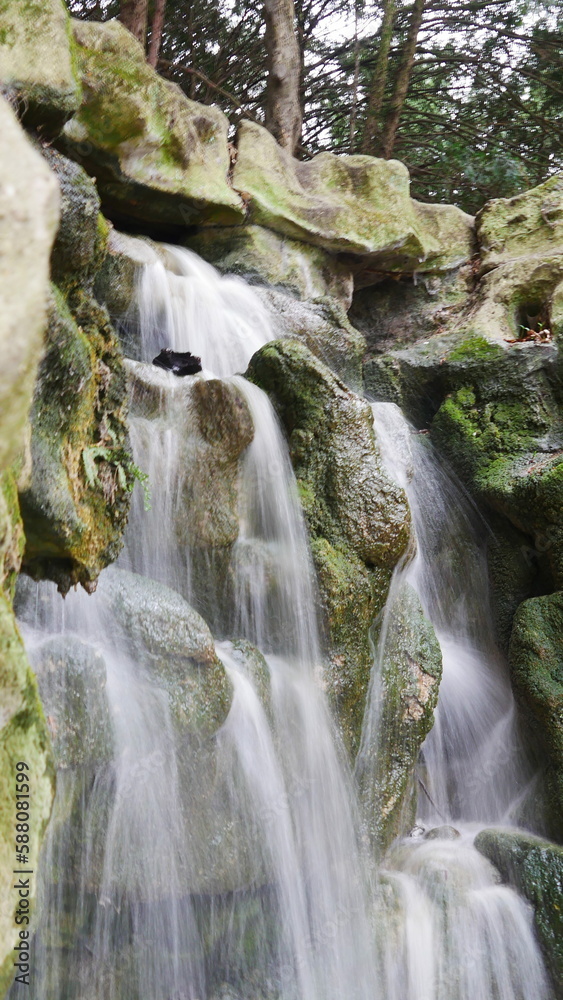 Stockfoto med beskrivningen Cascade ou moyenne chute d'eau sur des ...
