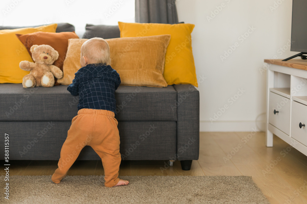 Stockfoto Caucasian baby newborn infant making first steps. Cute ...