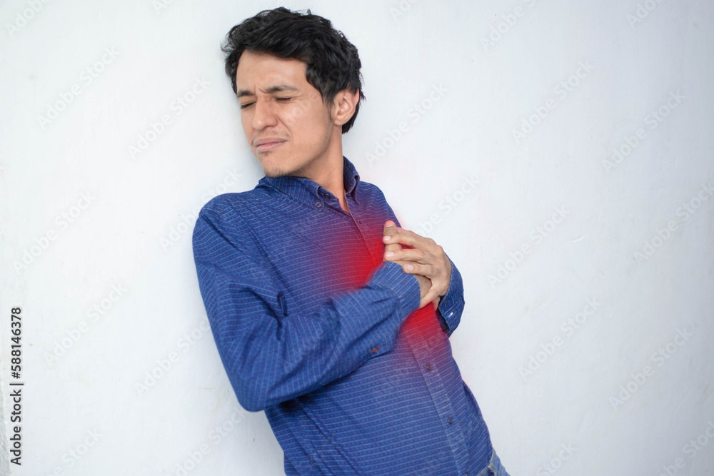 Hombre joven caucasico sufriendo un infarto o paro cardiaco mientras ... Hombre joven caucasico sufriendo un infarto o paro cardiaco mientras ...