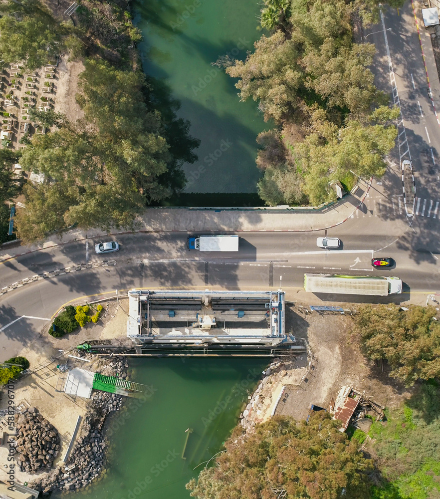Foto de Aerial view of Jordan river bridge crossing the Jordan River ...