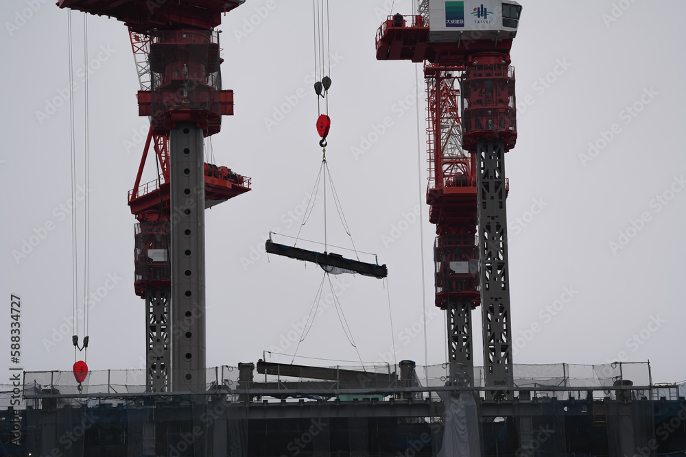Foto de Construction site in Tokyo. Big cranes on a skyscraper modern ...