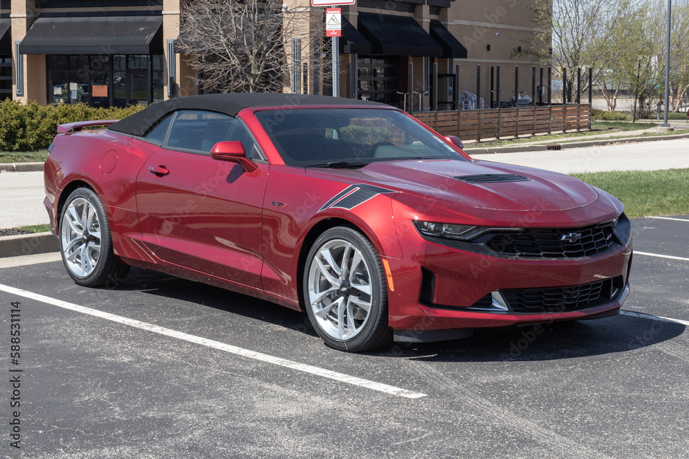 Foto de Chevrolet Camaro display at a dealership. Chevy offers the ...