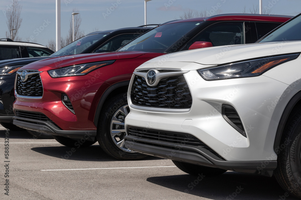 Toyota Highlander SUV display. Toyota offers the Highlander in Hybrid ...