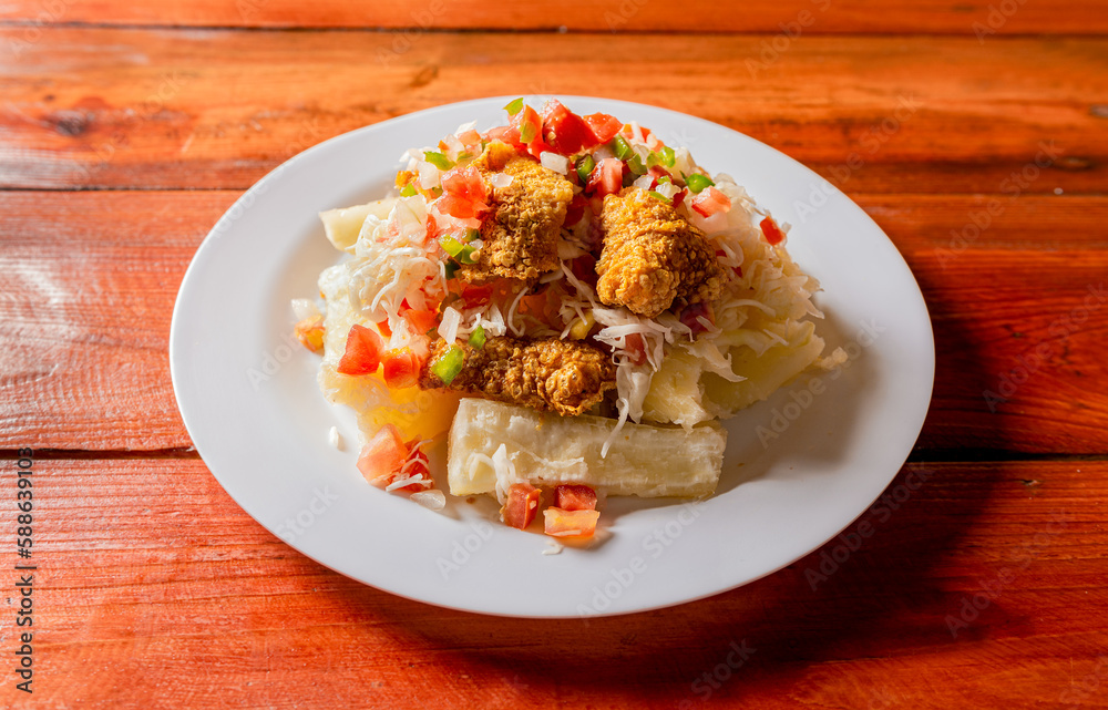 Fotka „Traditional chicharrón dish with cassava and tomato salad. Latin ...