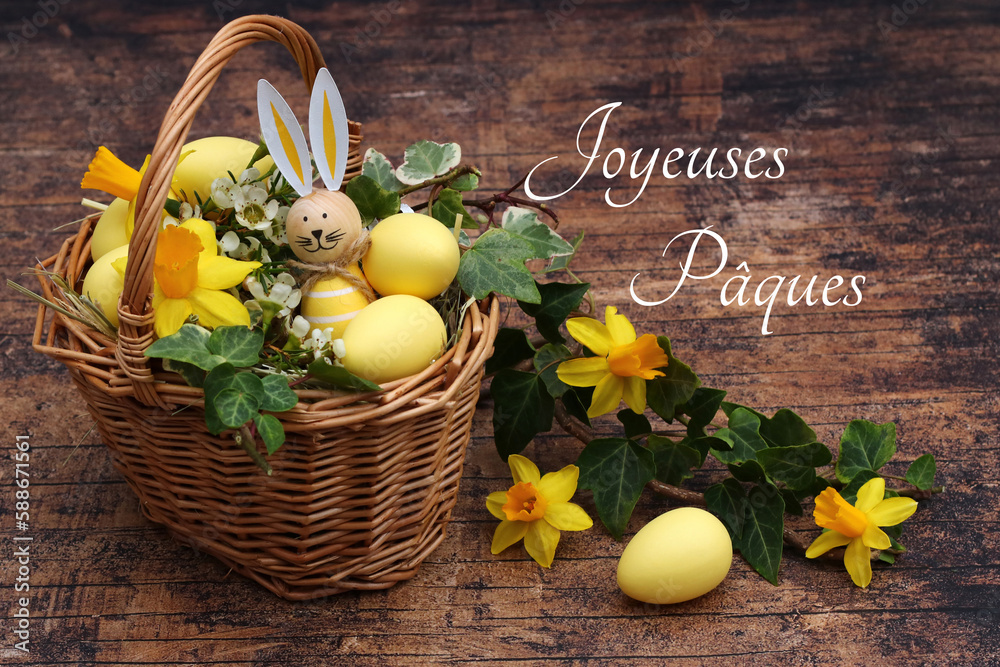 Panier de Pâques décoratif planté avec des oeufs de Pâques, des fleurs ...