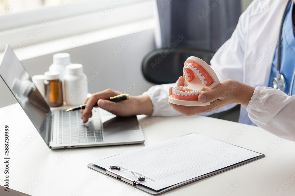 Foto de Oral dentistry. Dentist in uniform writing patient information ...