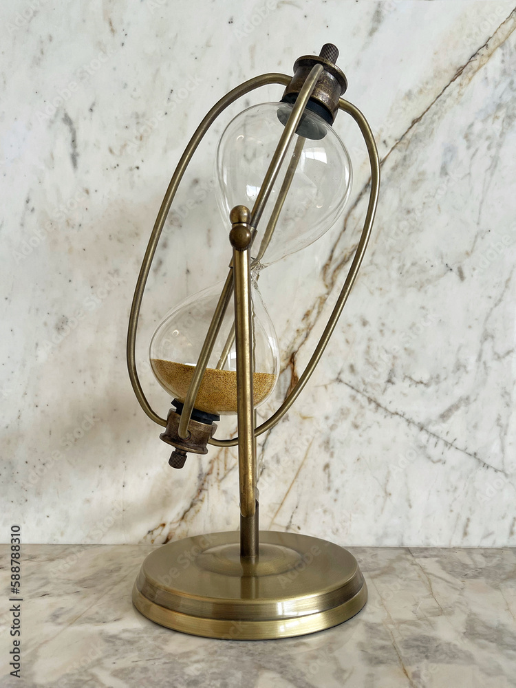 Foto de Beautiful hourglass, on the office table decorating the ...