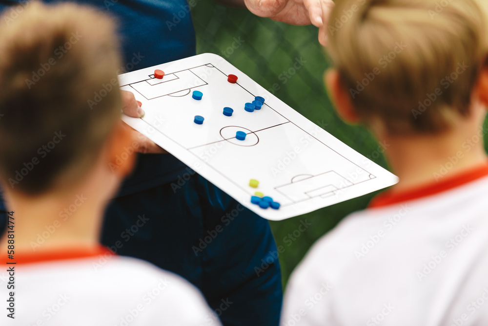 Foto de A young coach explains to a group of children the soccer team ...