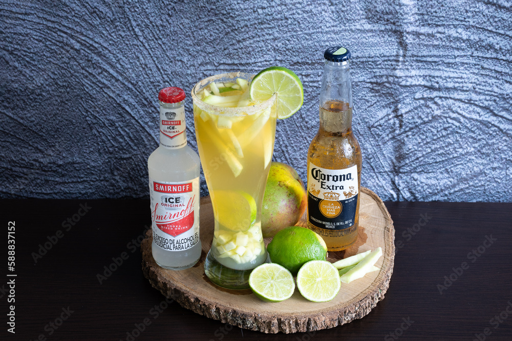 Cerveza michelada de mango verde y limón con Smirnoff y cerveza Corona ...