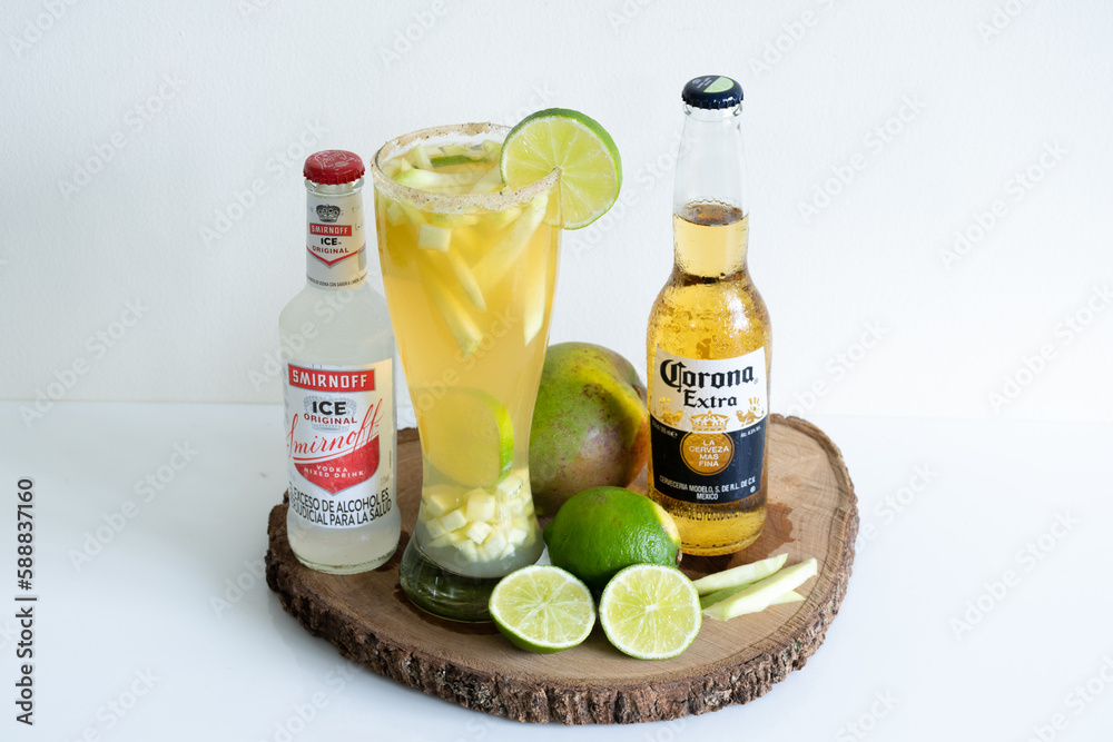 Cerveza michelada de mango verde y limón con Smirnoff y cerveza Corona ...