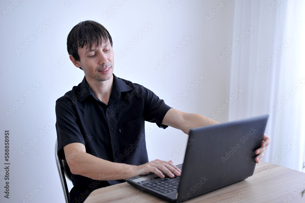 homem de sucesso trabalhando em casa com computador portátil, conceito ...