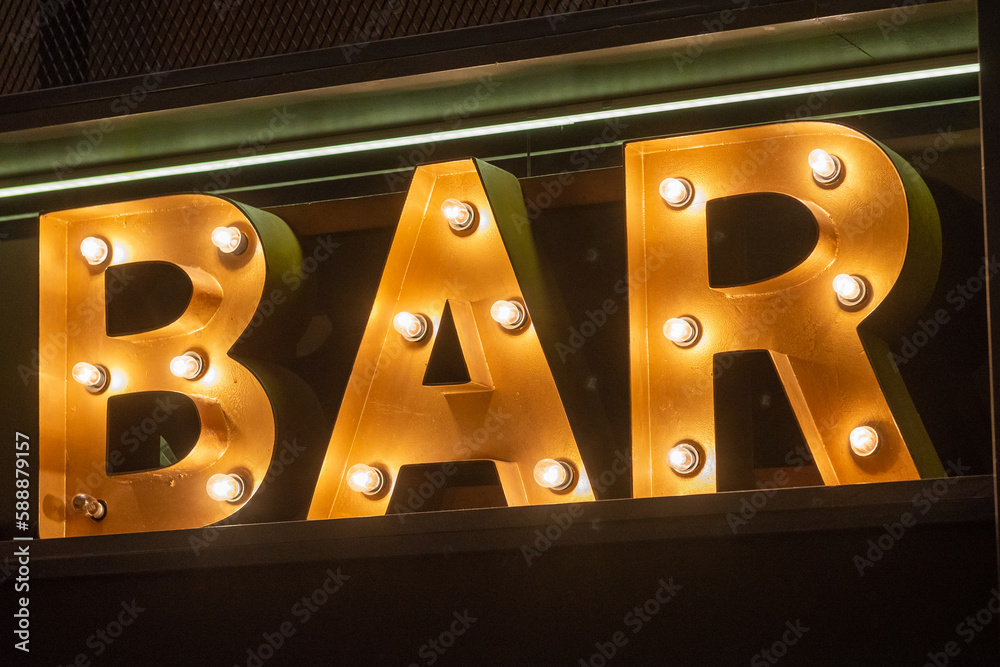 PALABRA BAR CON LETRAS CORPOREAS CON LUCES EN SU INTERIOR Stock Photo ...